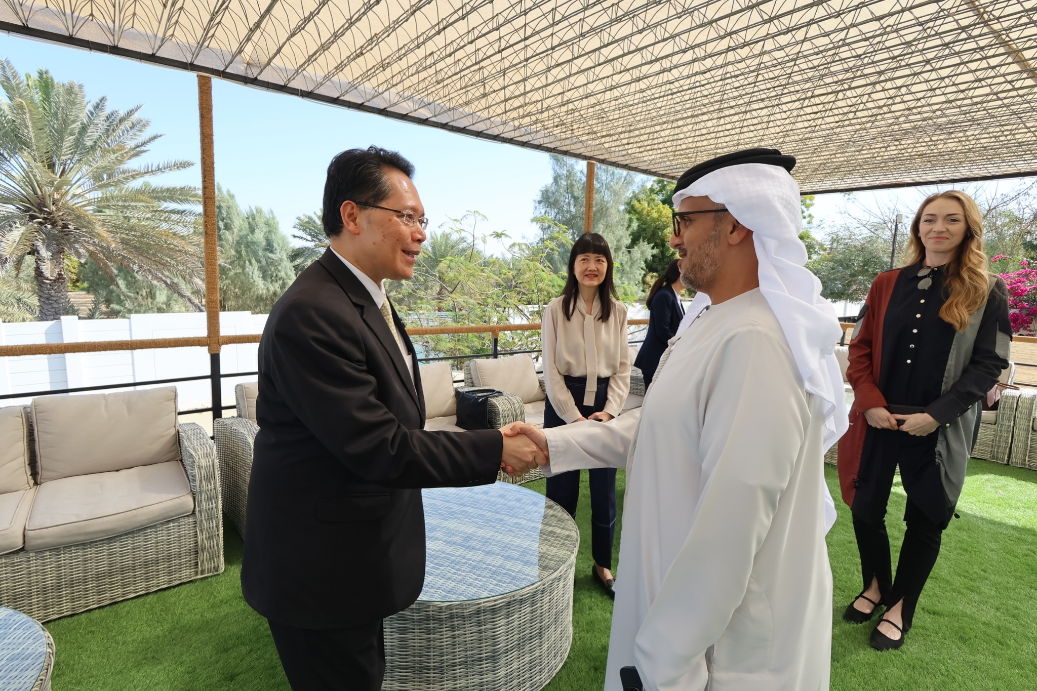 เอกอัครราชทูต ณ กรุงอาบูดาบี ปลูกต้นไม้ "Tree of Change" - สถาน ...