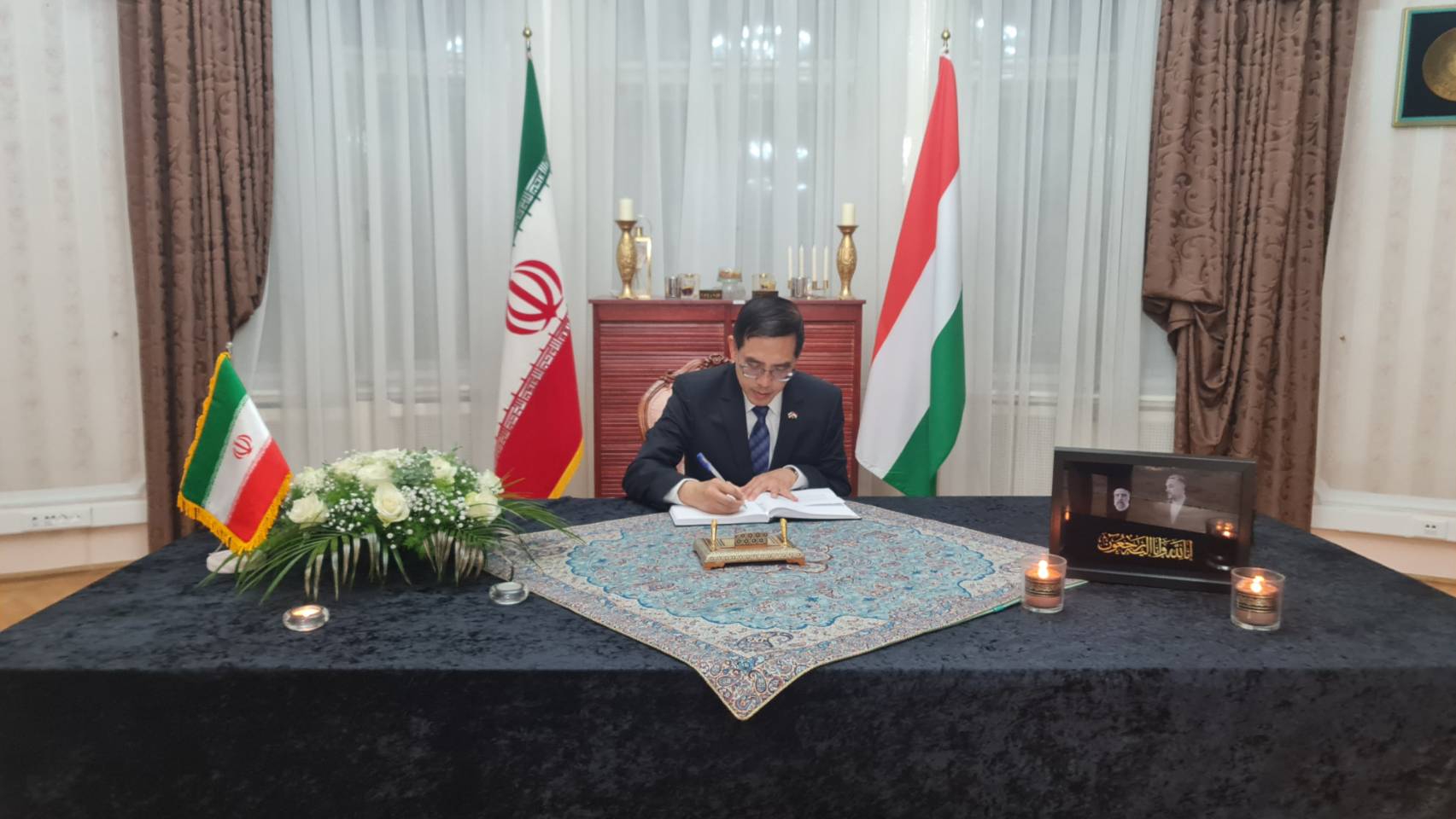 Ambassador Phrommes Bhaholpolbhayuhasena signs the condolence book for ...