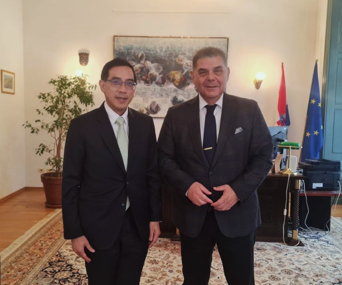 Ambassador Phrommes Bhaholpolbhayuhasena pays a courtesy call on ...