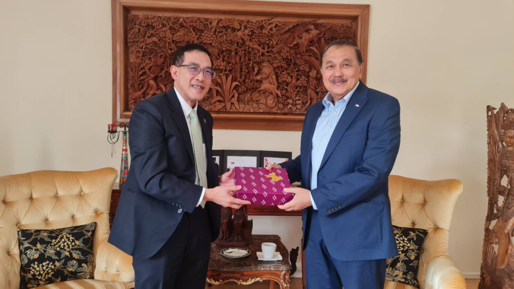 H.E. Mr. Phrommes Bhaholpolbhayuhasena paid a courtesy call on ...