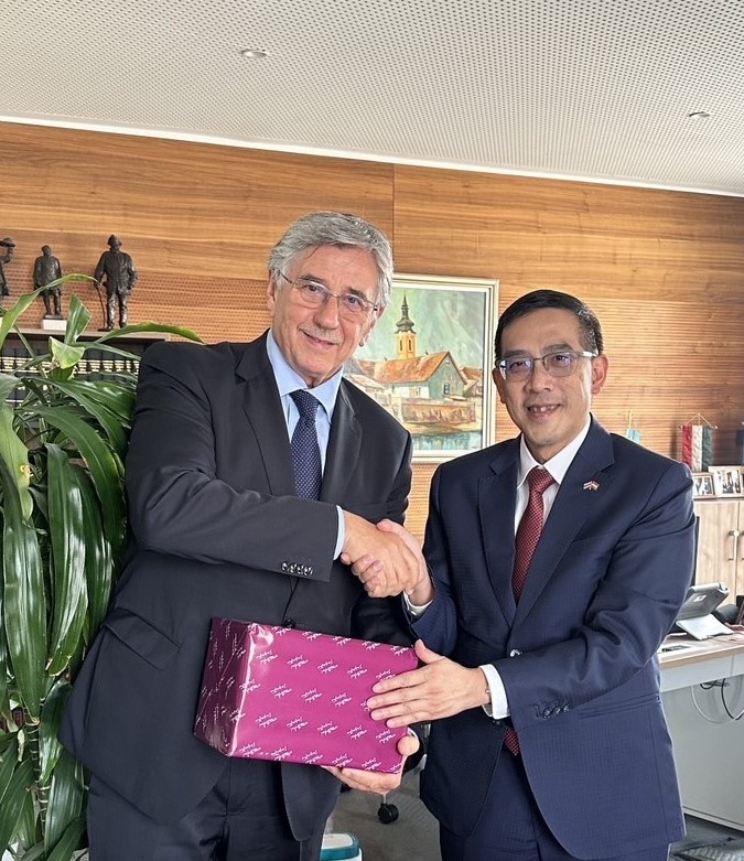 H.E. Mr. Phrommes Bhaholpolbhayuhasena paid a courtesy call on Dr ...