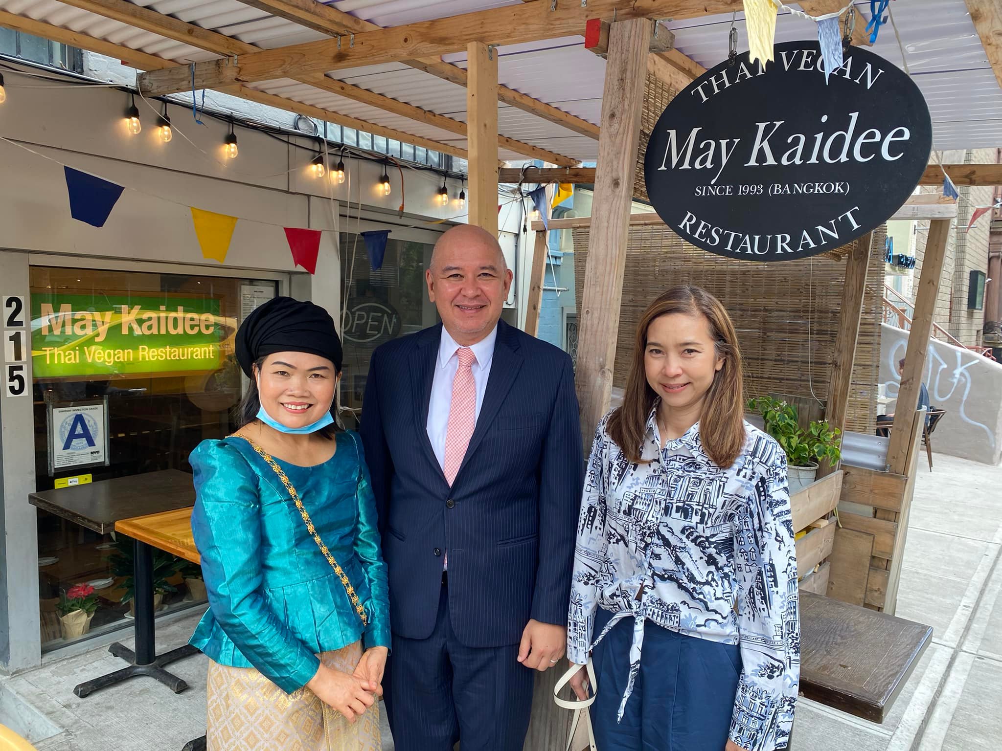 Consul General visits 'May Kaidee', a Thai vegan restaurant in NYC - สถานกงสุลใหญ่ ณ นครนิวยอร์ก