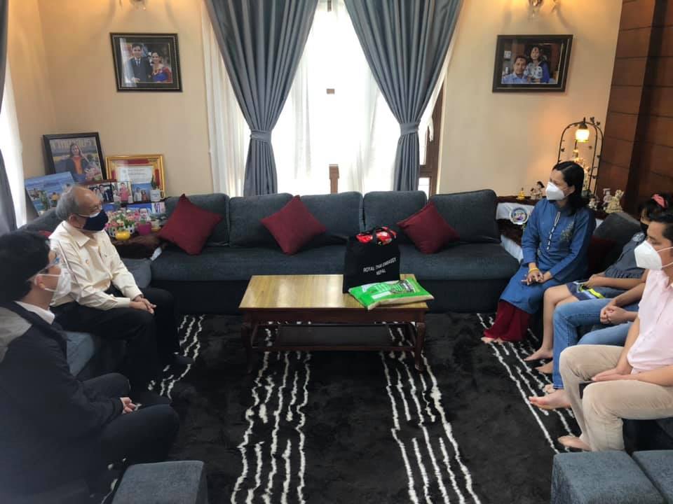 เอกอัครราชทูต ณ กรุงกาฐมาณฑุ พร้อมด้วยเจ้าหน้าที่สถานเอกอัครราชทูตฯ ลง ...