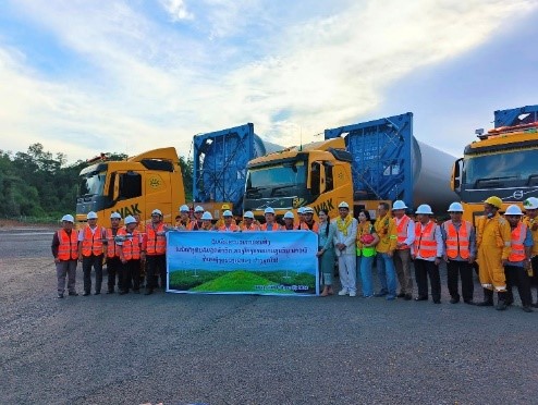 กังหันลมชุดแรกของโครงการไฟฟ้าพลังงานลม Monsoon Wind Farm ขนส่งถึงแขวงเซ ...