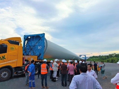 กังหันลมชุดแรกของโครงการไฟฟ้าพลังงานลม Monsoon Wind Farm ขนส่งถึงแขวงเซ ...
