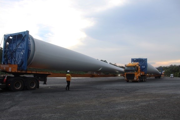 กังหันลมชุดแรกของโครงการไฟฟ้าพลังงานลม Monsoon Wind Farm ขนส่งถึงแขวงเซ ...