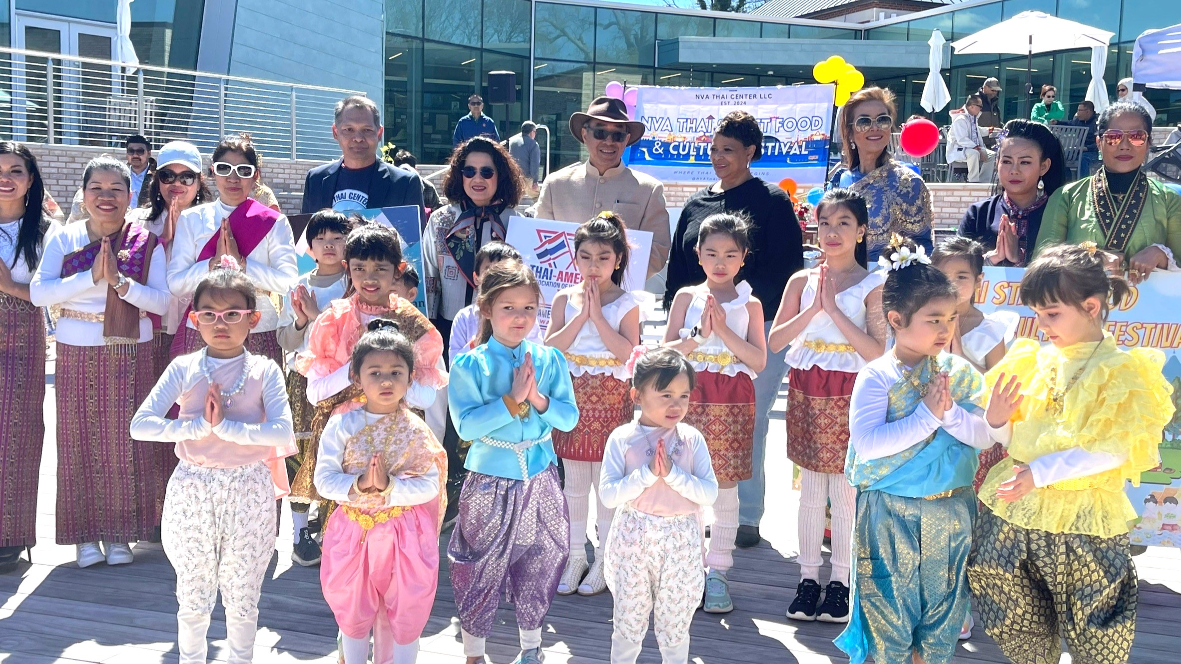 Ambassador Tanee Sangrat opens the NVA Thai Market - สถานเอกอัครราชทูต ...