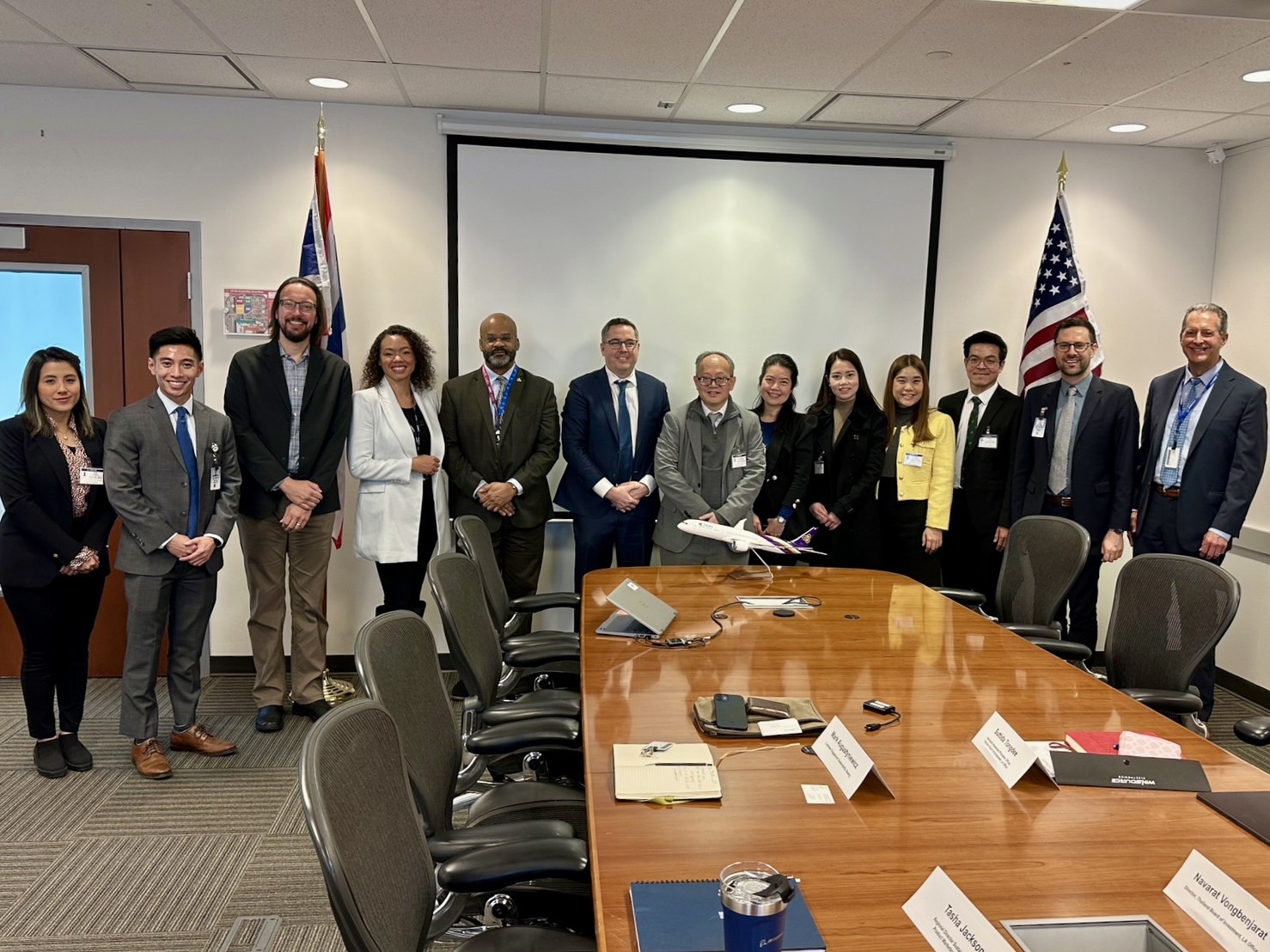 Ambassador Suriya Chindawongse meets with representatives from Boeing ...