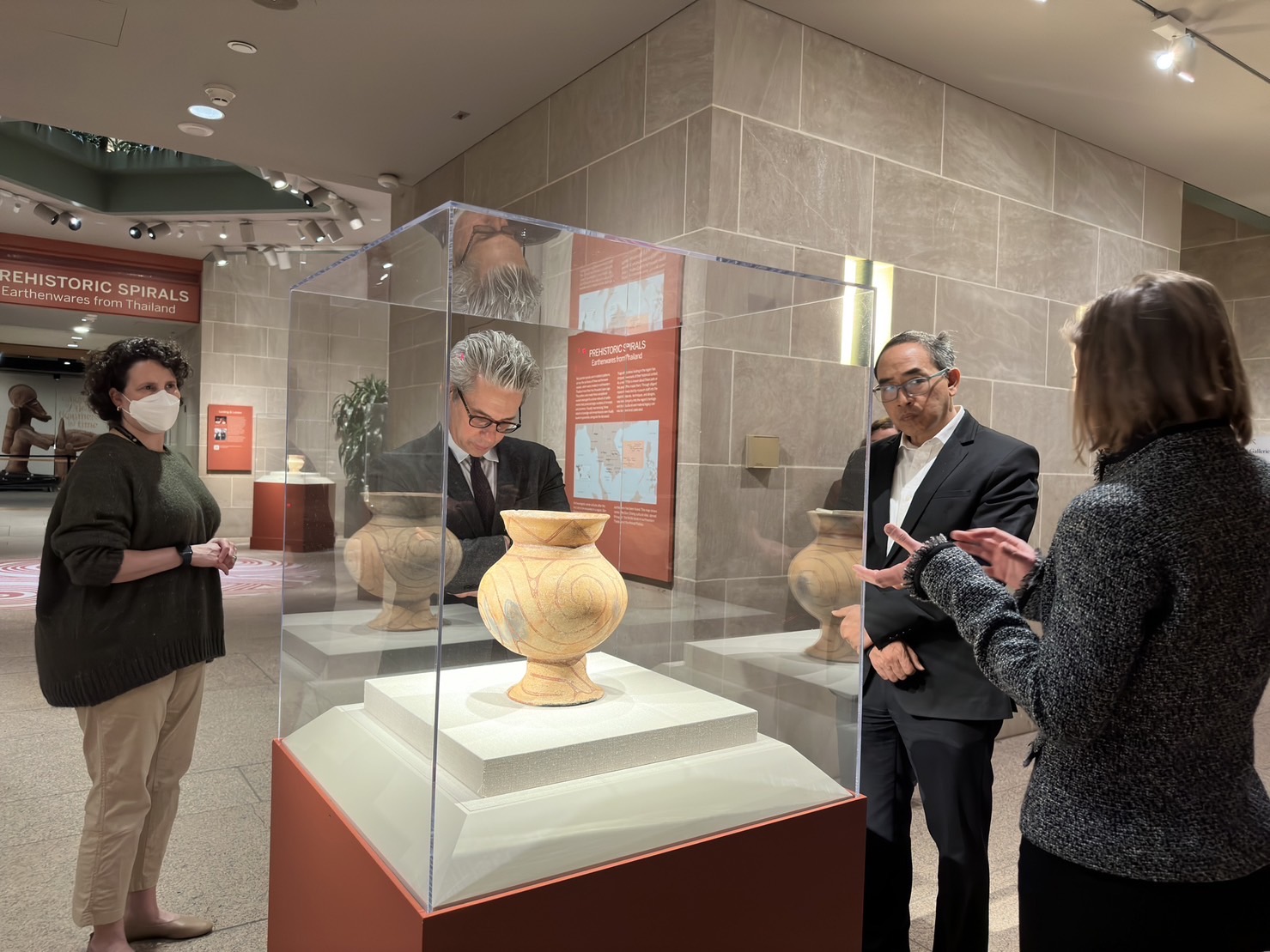 Ambassador of Thailand met with Director of Smithsonian National Museum ...