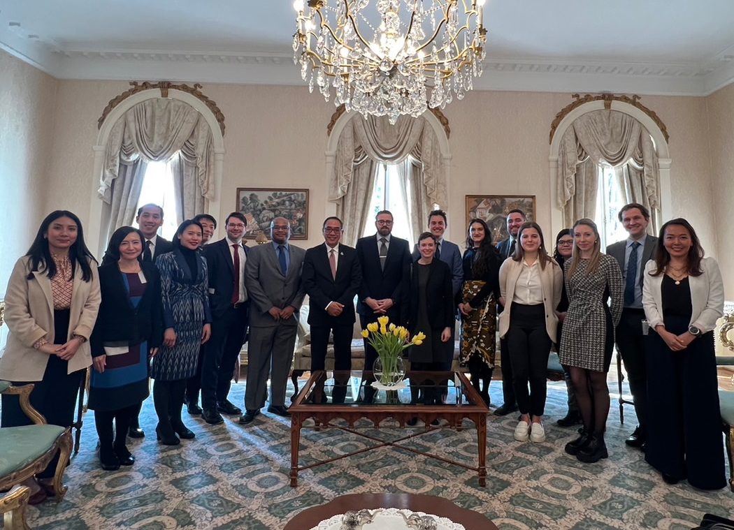 เอกอัครราชทูตธานี แสงรัตน์ เป็นเจ้าภาพอาหารกลางวันแก่นาย Don Sisson ...