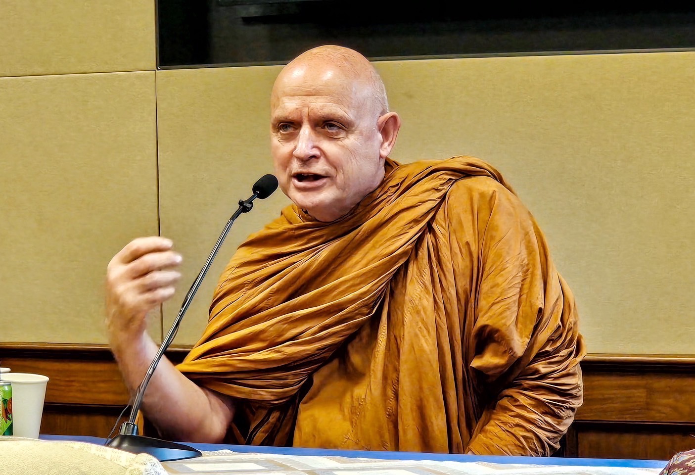The Venerable Phra Phrom Phacharayanamuni (Ajahn Jayasāro) gives a ...