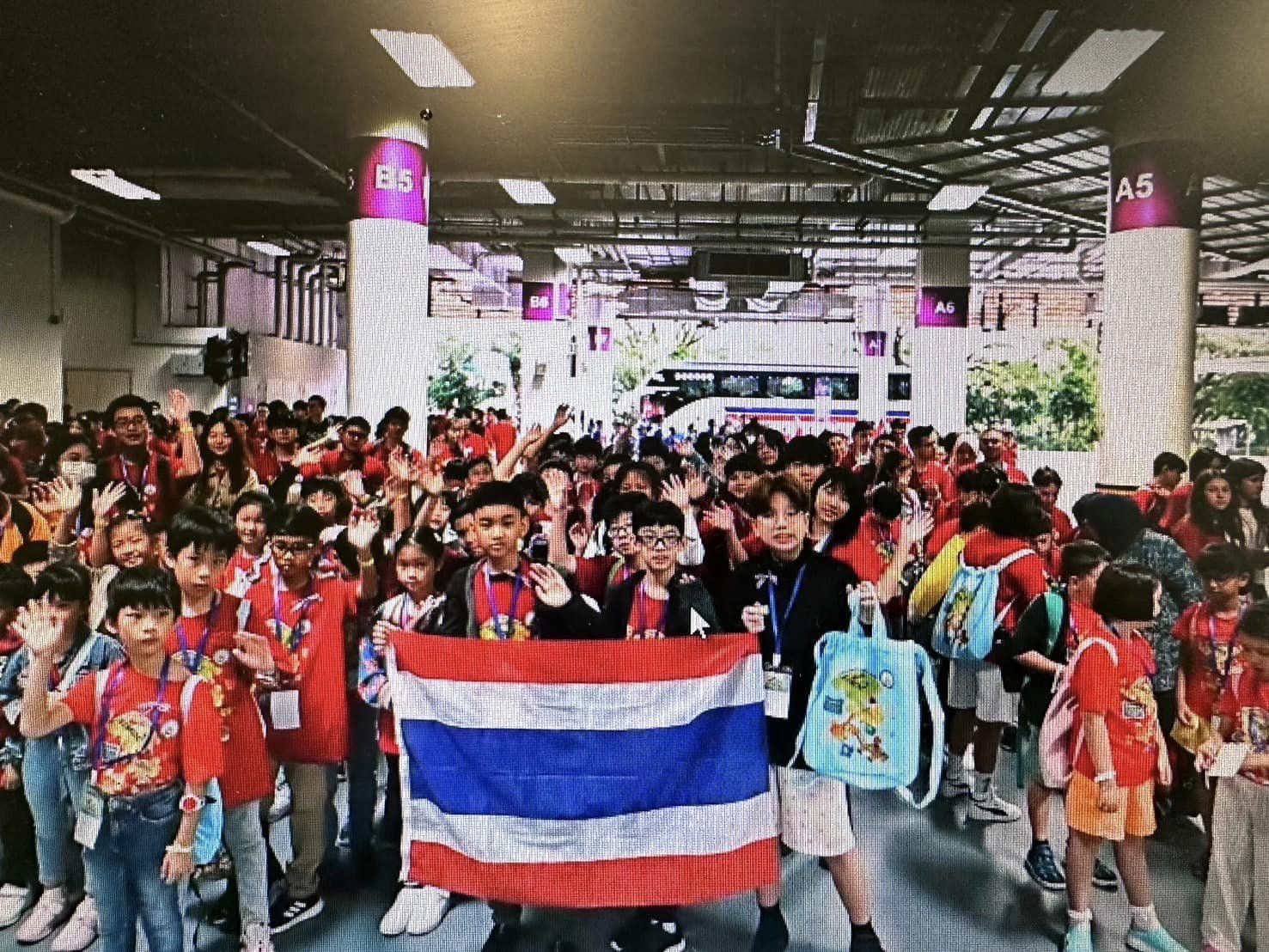 Ambassador of Thailand to Singapore, met and congratulated the Thai ...