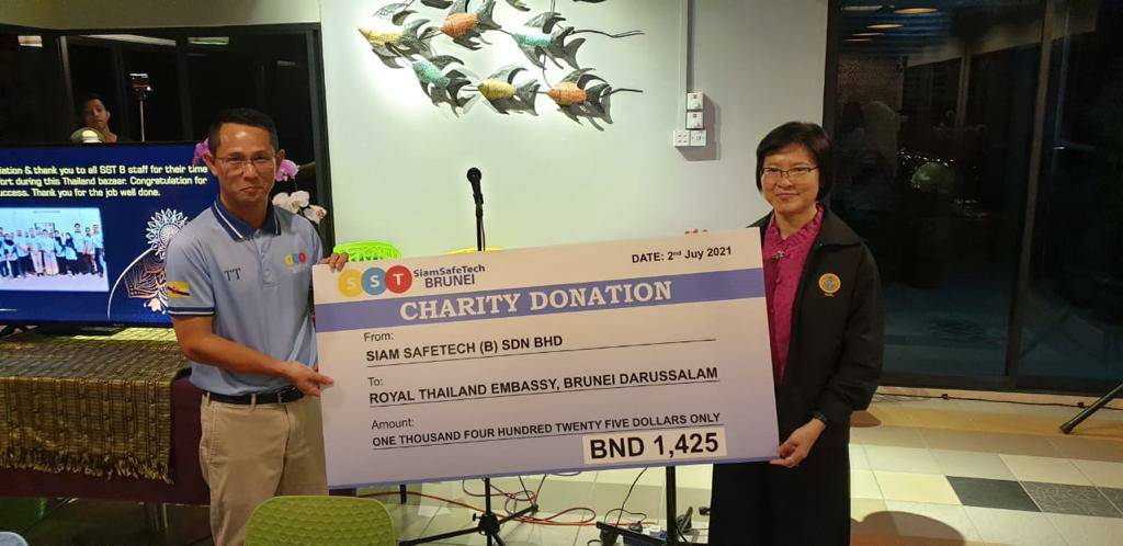 เอกอัครราชทูตรับมอบเงินรายได้ในการจำหน่ายสินค้าจากบริษัท Siam Safetech ...