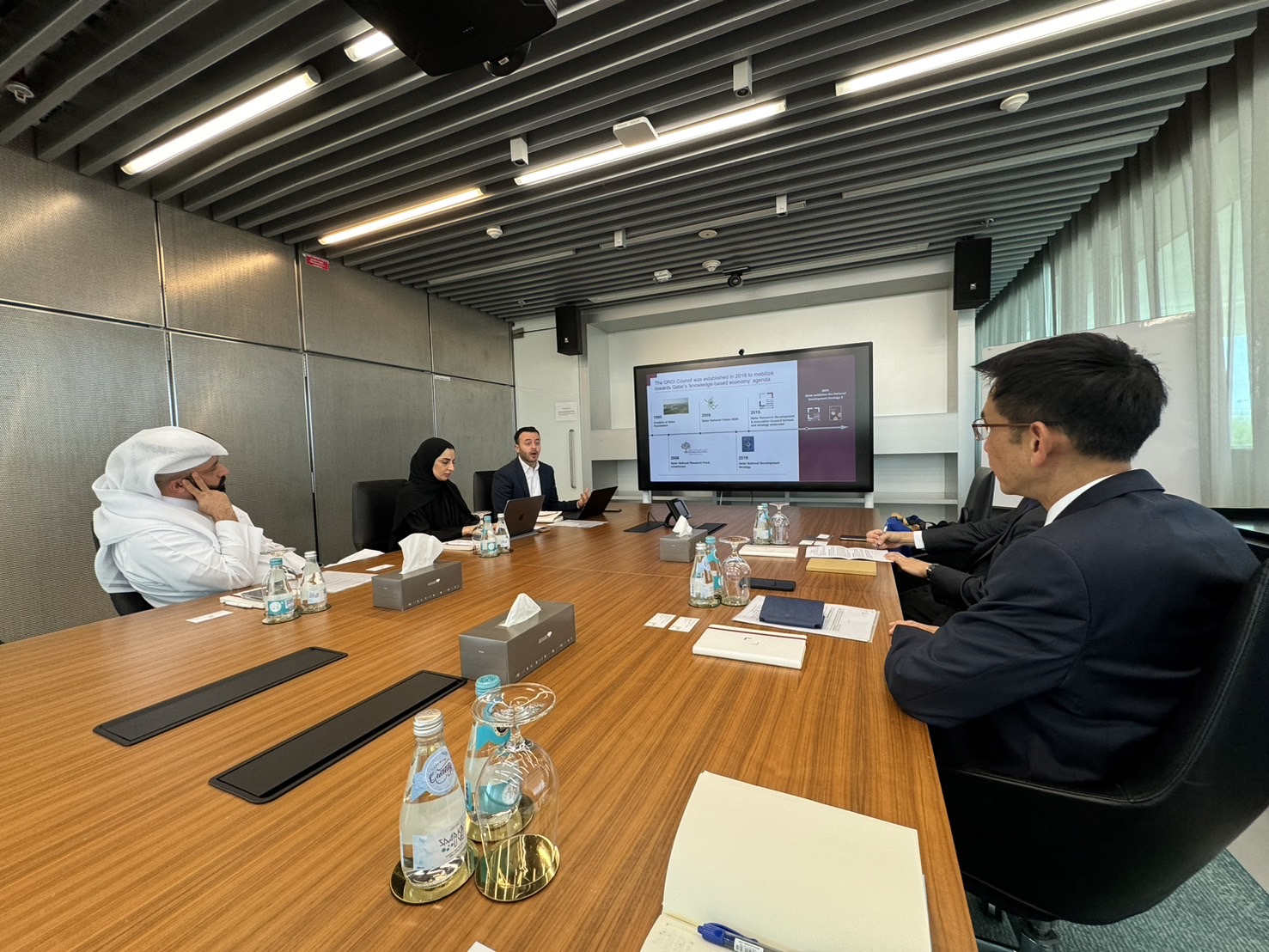 เอกอัครราชทูต ณ กรุงโดฮา พบหารือกับเลขาธิการ Qatar Research and ...