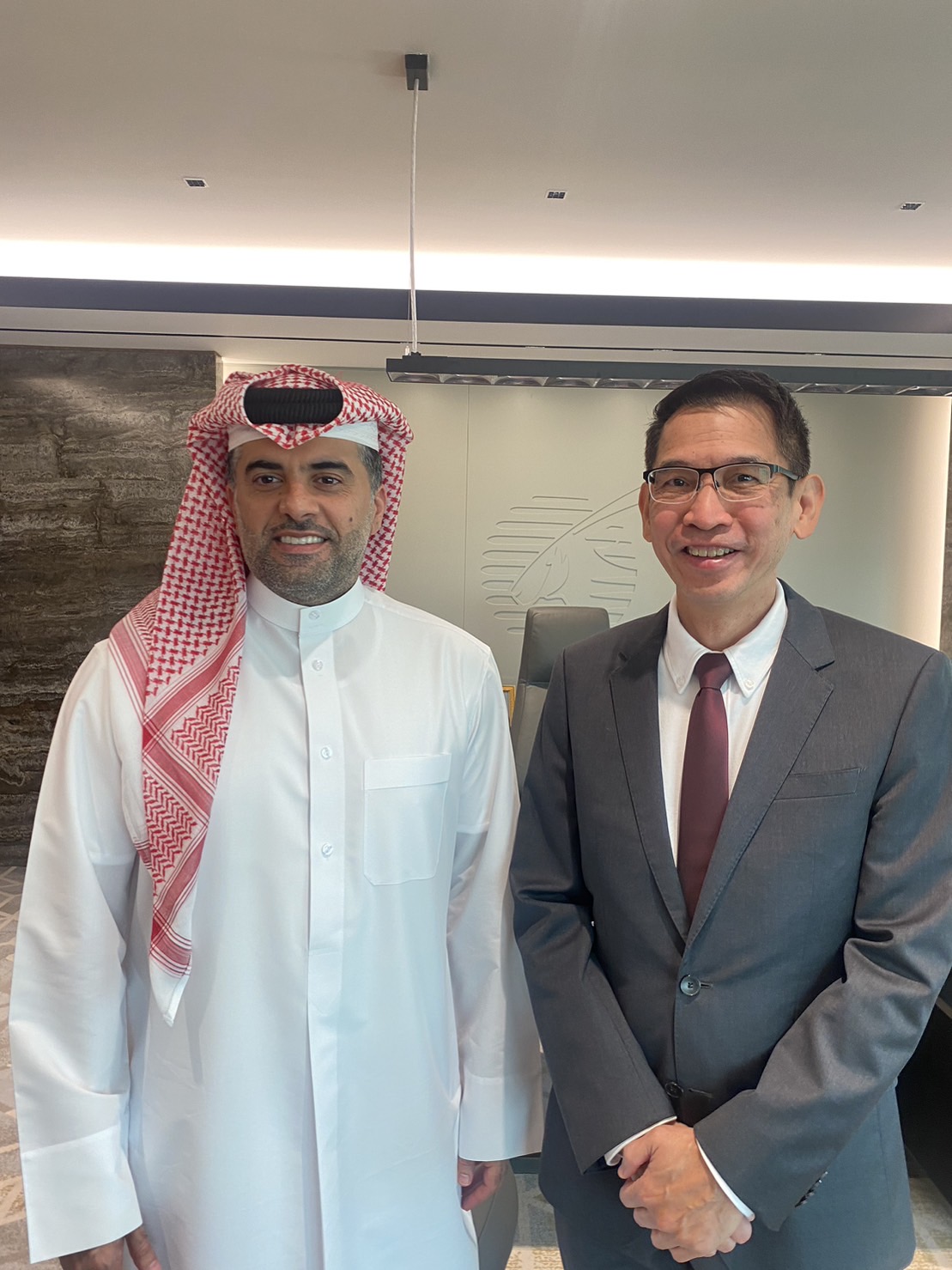 Ambassador of the Kingdom of Thailand to the State of Qatar met with Group CEO of Qatar Airways ...