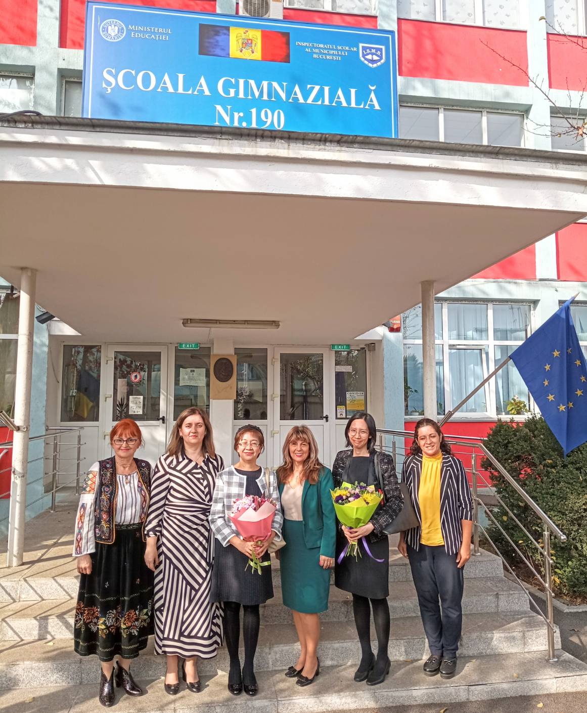 Thai Ambassador visits Scoala Gimnaziala Nr. 190 School - สถาน ...