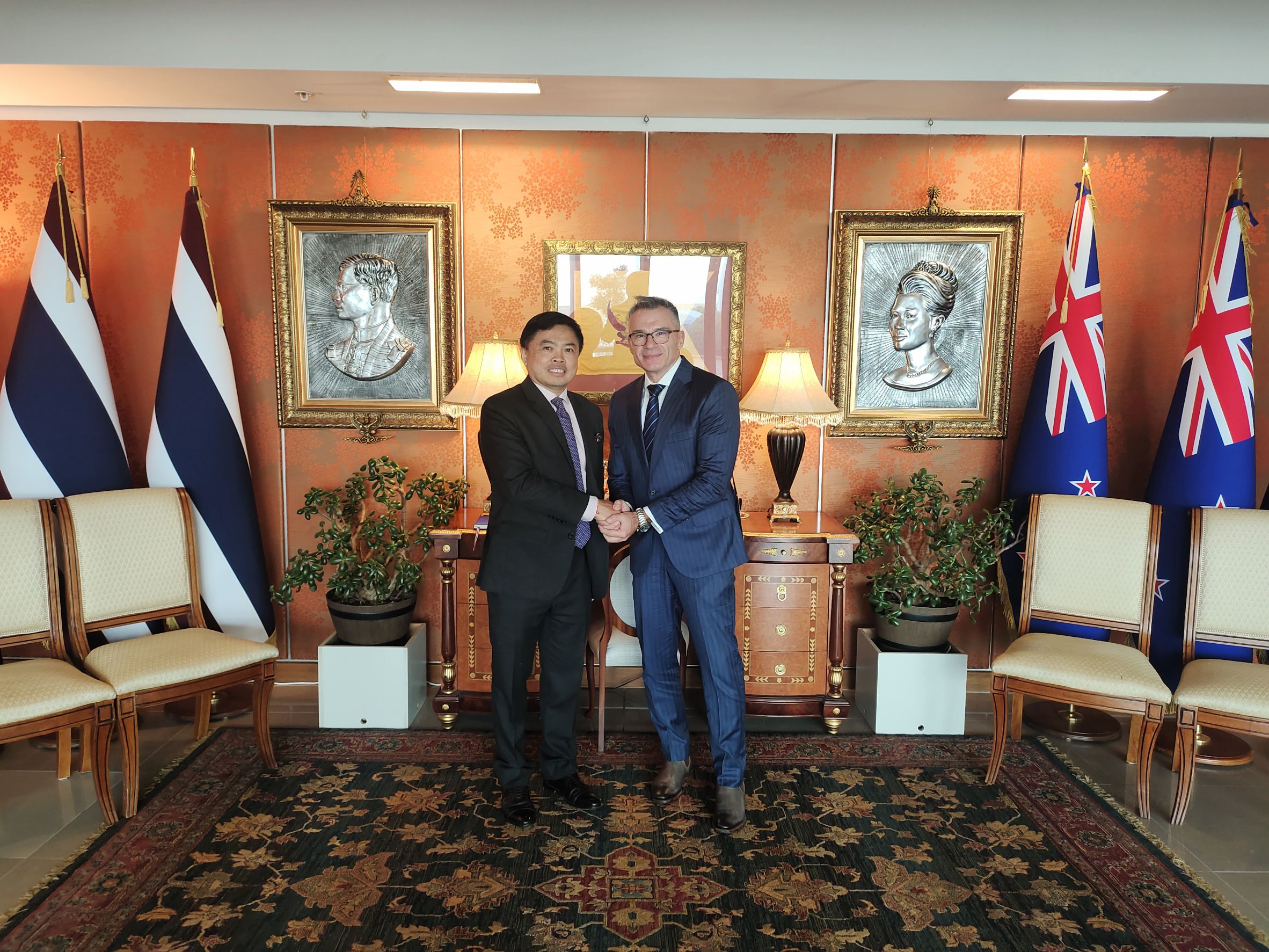 Prof. Guy Littlefair ตำแหน่ง Vice-Chancellor International และ Dean of ...