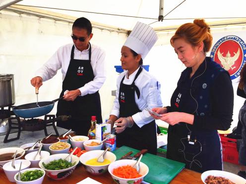Thai Cooking Demonstration: มัสมั่น-ต้มยำ Amazing Thai Taste - สถาน ...