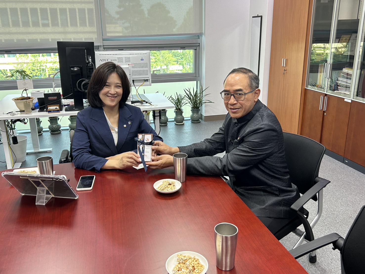 Ambassador Tanee Discusses Economic and Labour Cooperation with Ms ...