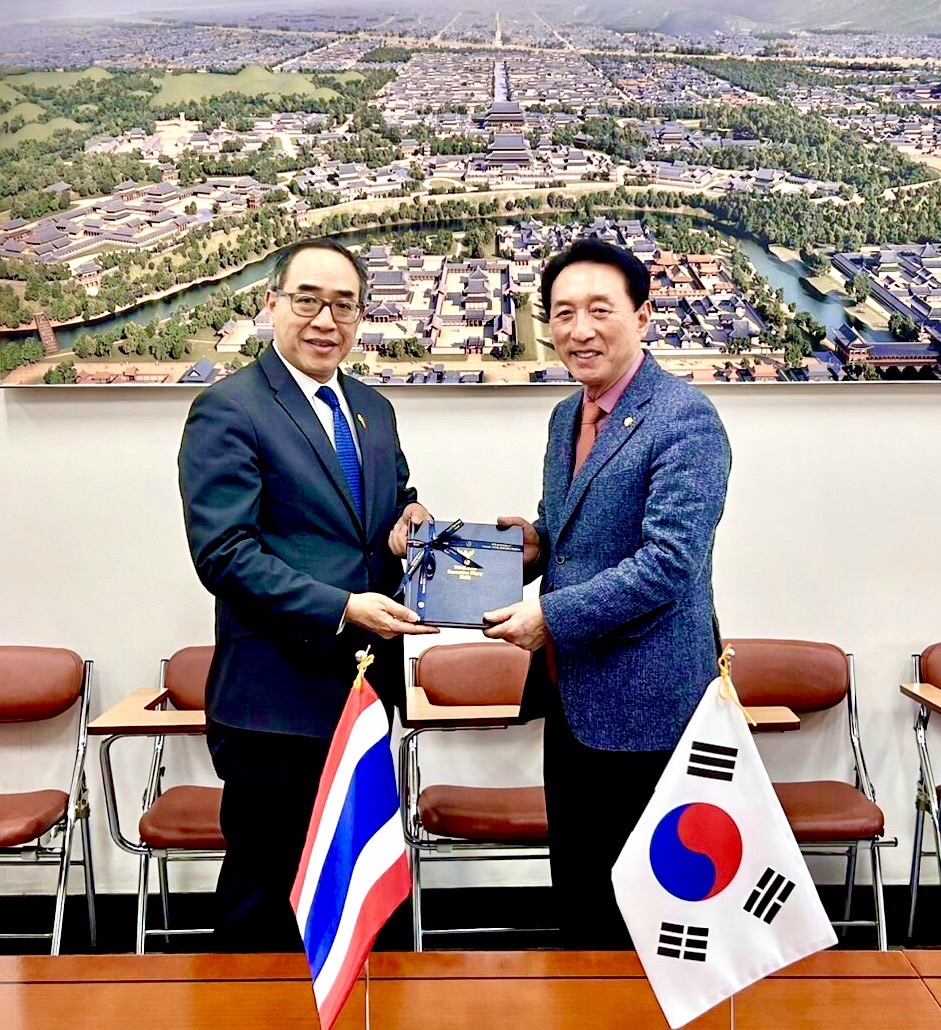 Ambassador Tanee meets with Mr. Kim Seok-ki, Chairman of the Committee ...
