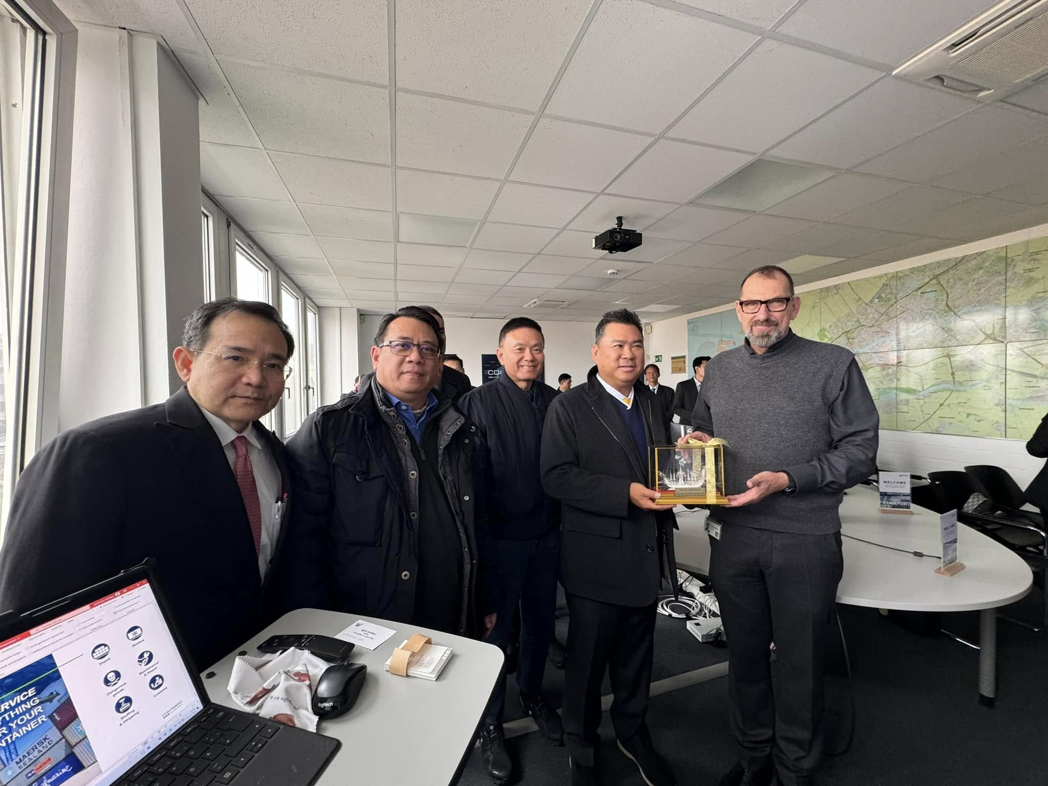 Betriebsbesichtigung bei der Firma Contargo Rhein-Main - สถานกงสุลใหญ่ ...