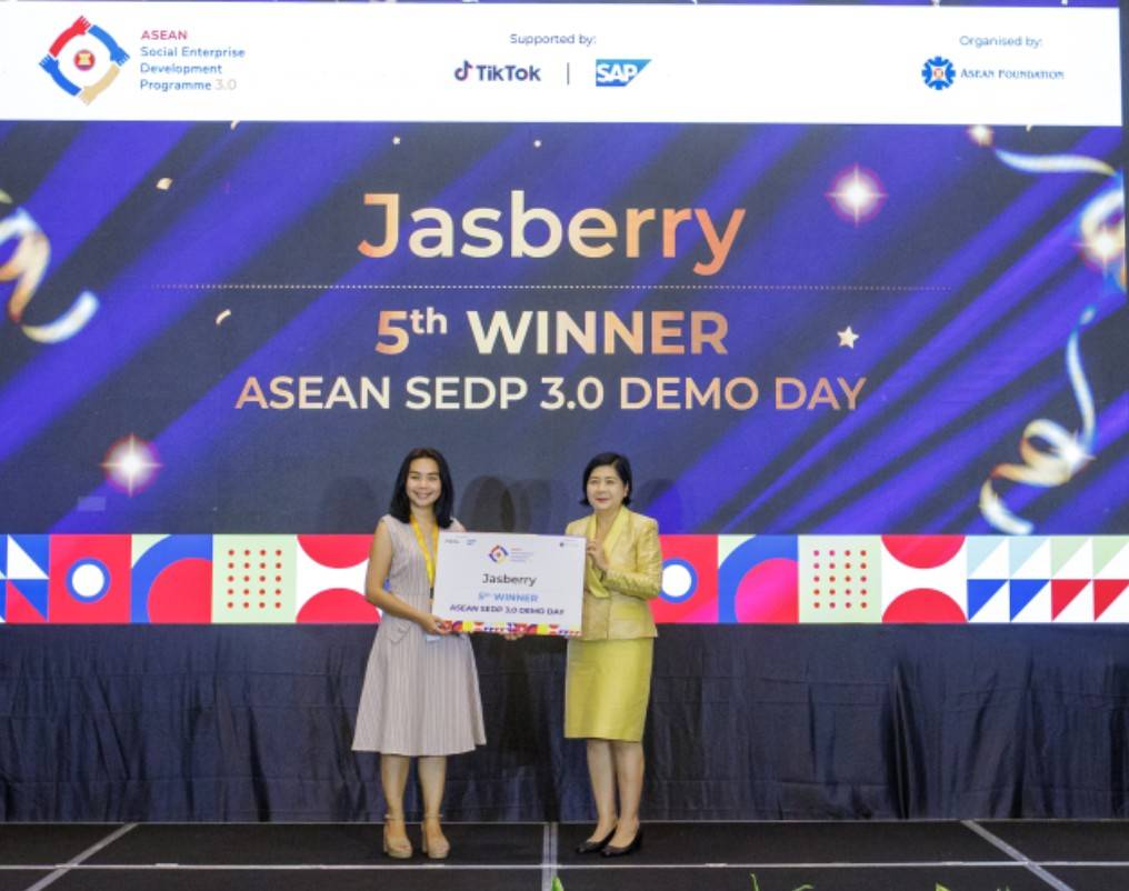 Ambassador and Permanent Representative of Thailand to ASEAN Presented ...