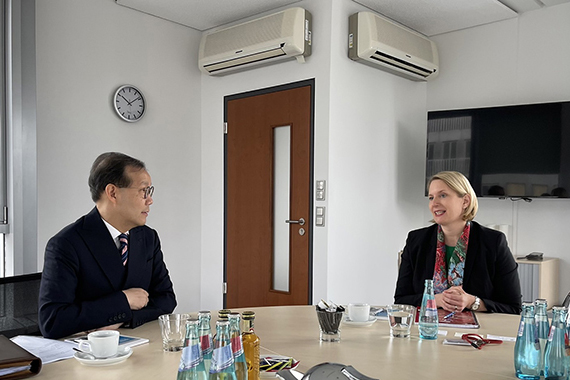 เอกอัครราชทูตฯ พบหารือกับ Ms. Julia Braune ประธานและประธานกรรมการบริหาร ...