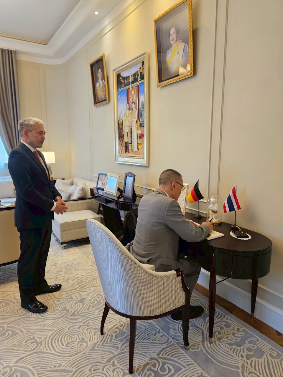 เอกอัครราชทูตจิตติพัฒน์ ทองประเสริฐ และภริยา เป็นเจ้าภาพเลี้ยงอาหารกลางวันเพื่ออำลานาย Vu Quang ...