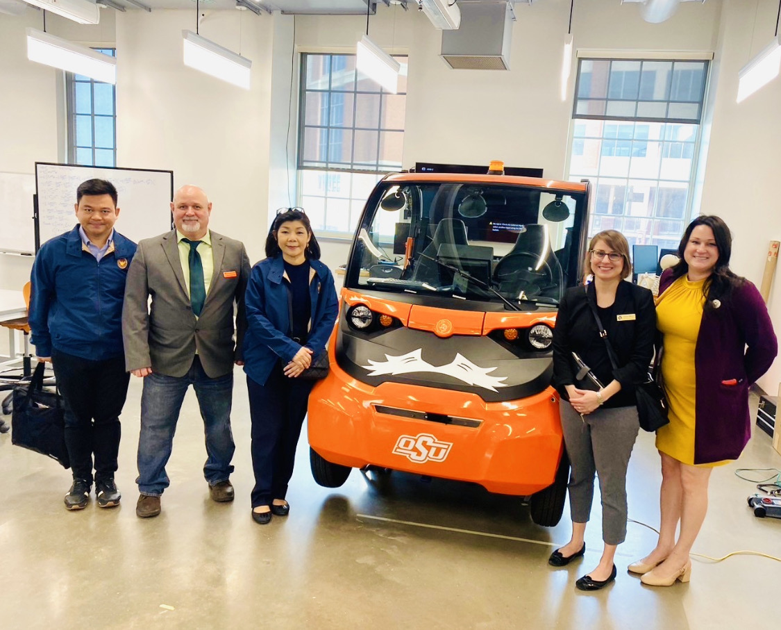 Deputy Consul-General of Thailand in Chicago met with Manager of ...