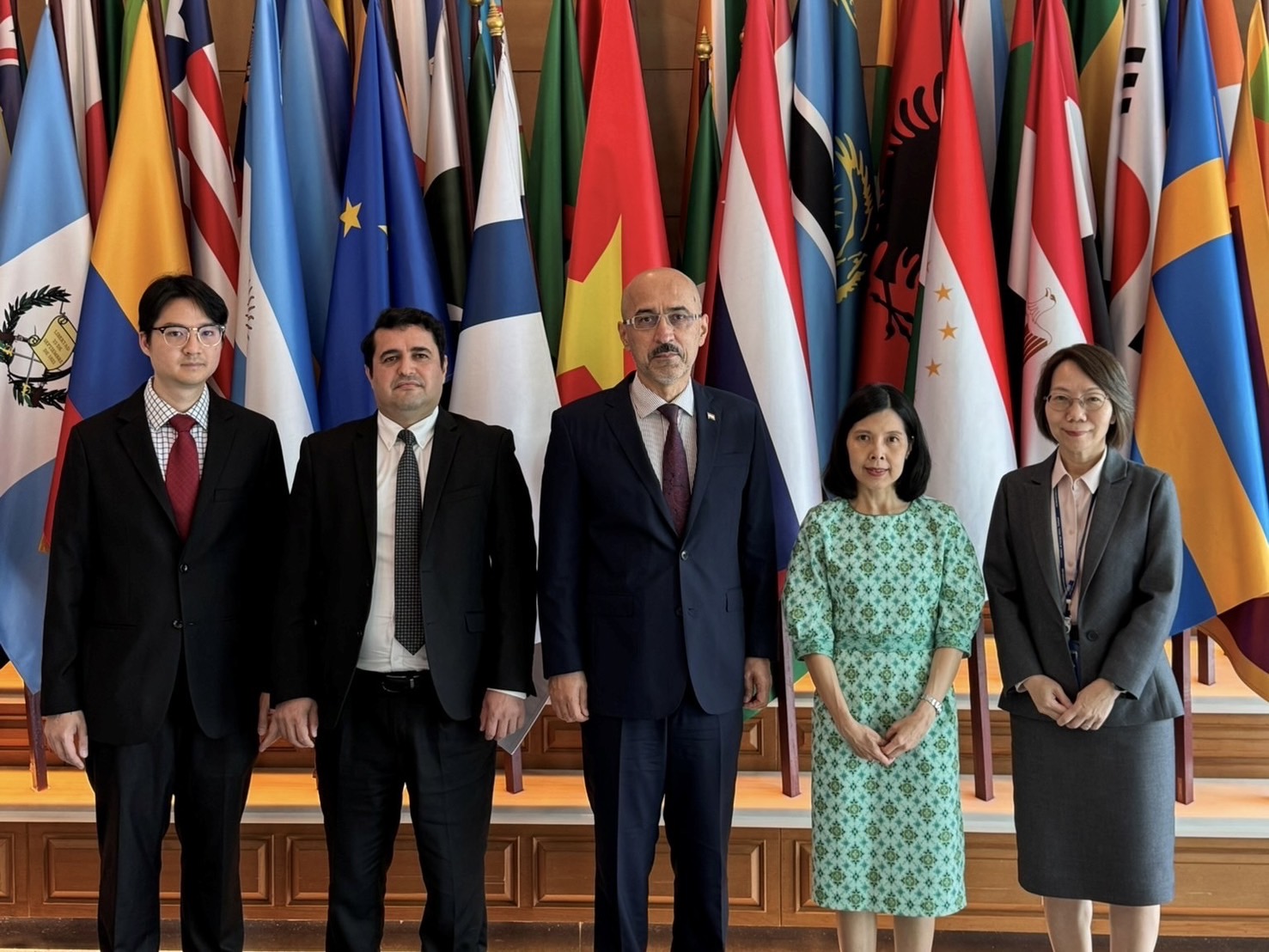 Director-General of International Organizations Department meets ...