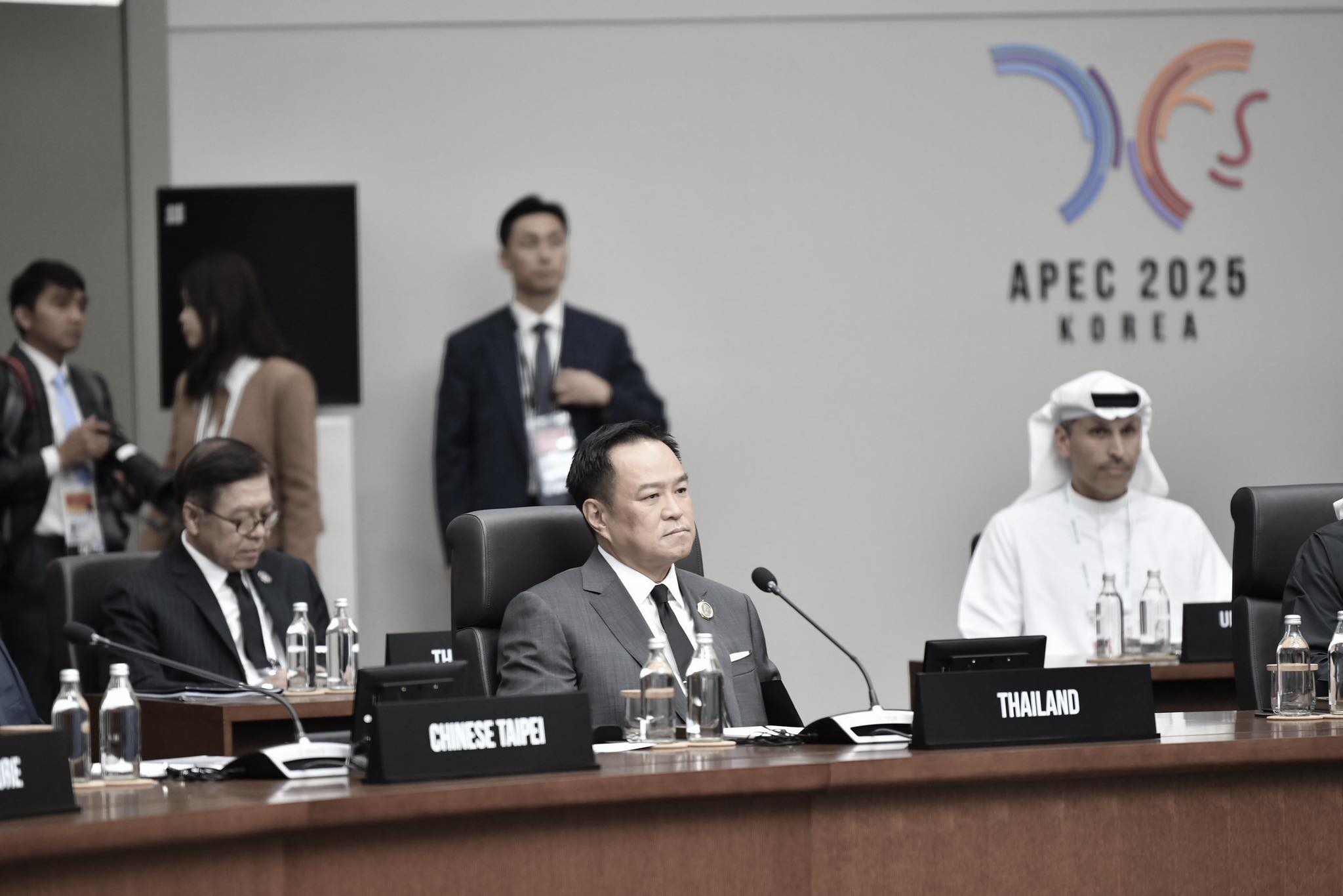 Minister of Foreign Affairs joins the Prime Minister in attending the 32th APEC Economic Leaders ...