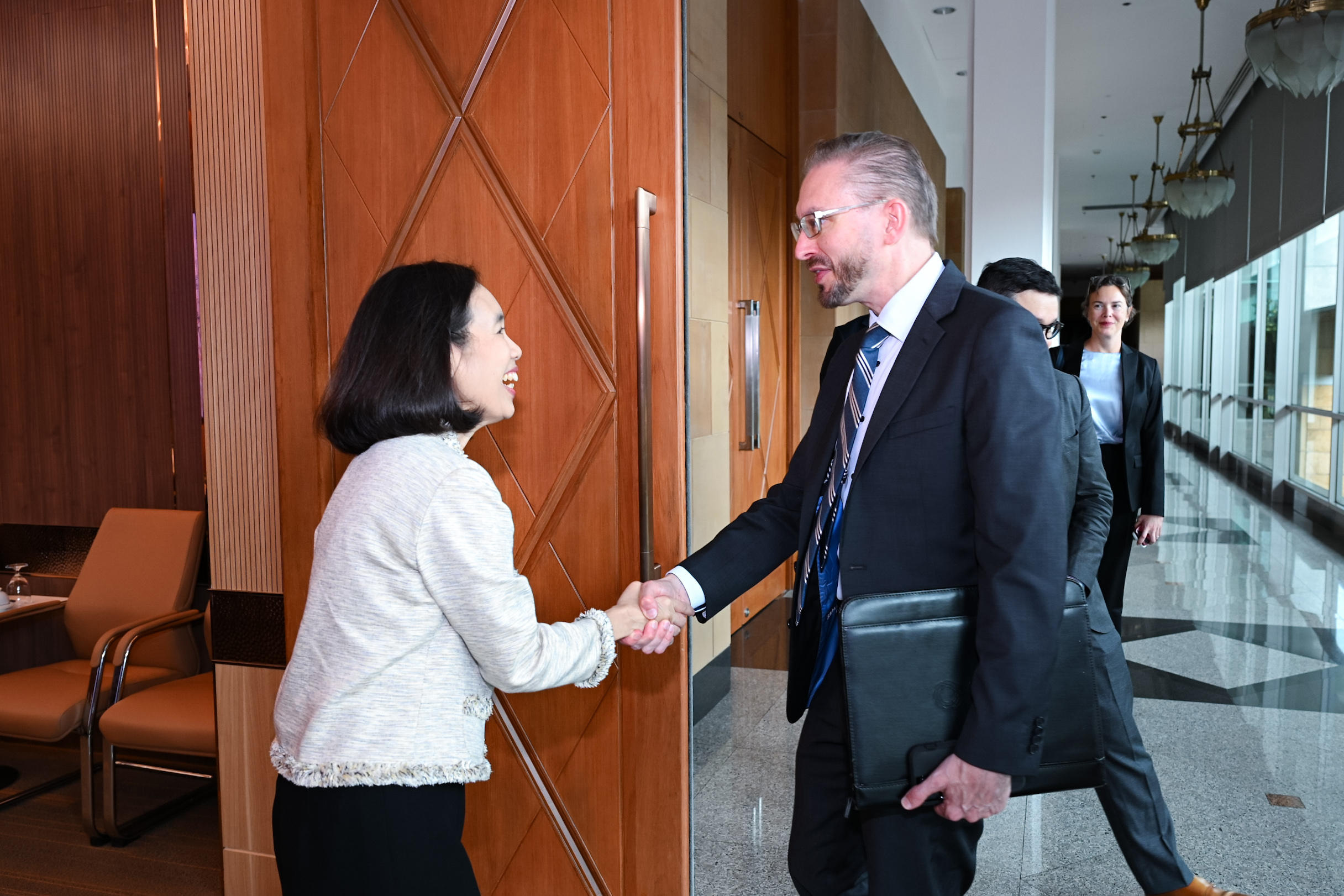 Director-General of American and South Pacific Affairs Department meets ...