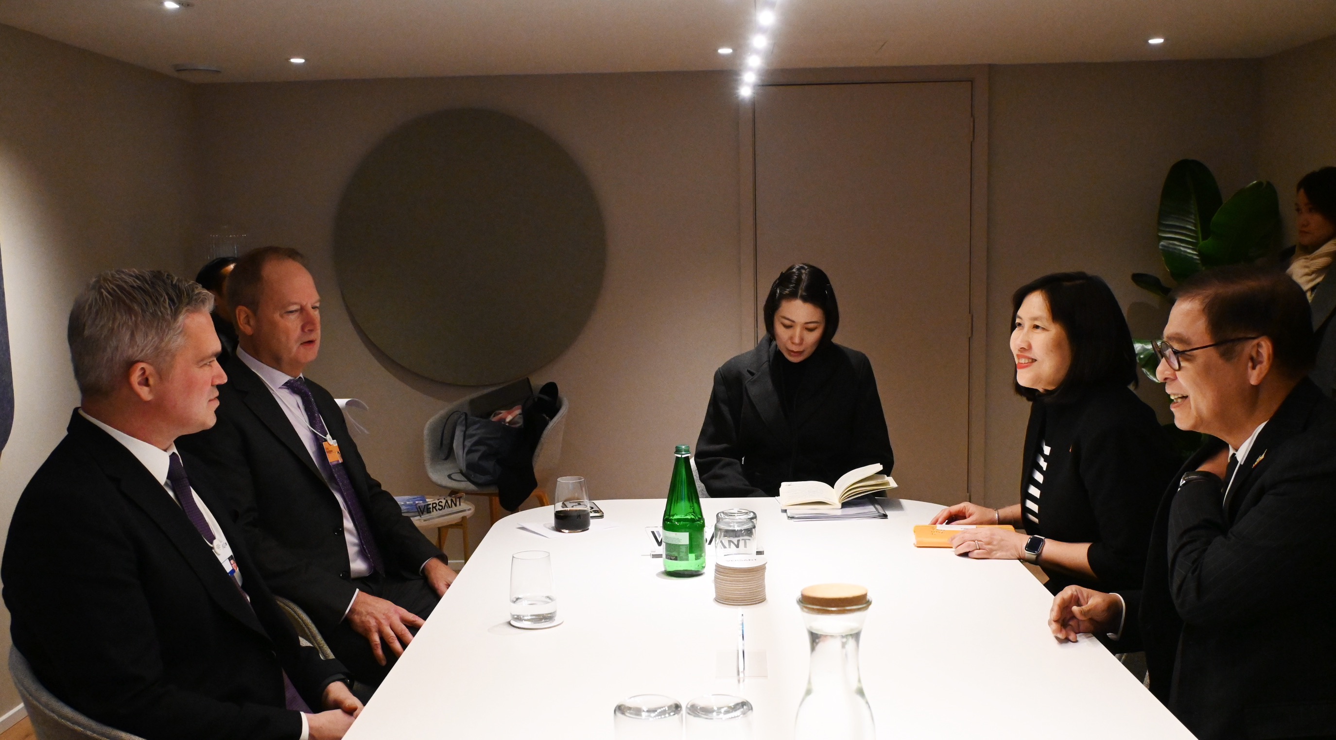 Minister of Foreign Affairs meets with the President and Managing ...