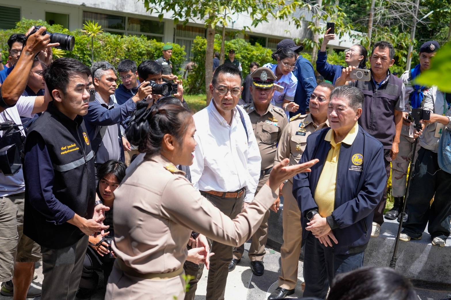 Minister of Foreign Affairs visits Surin Province with Acting Prime ...