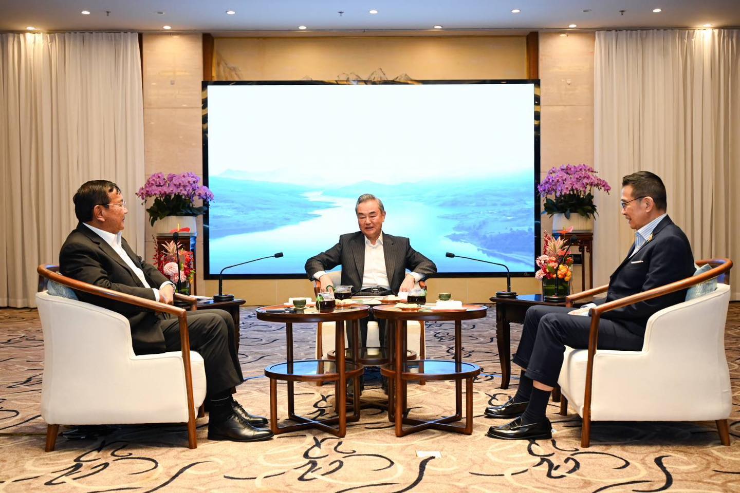 Minister of Foreign Affairs attended an informal consultation with ...