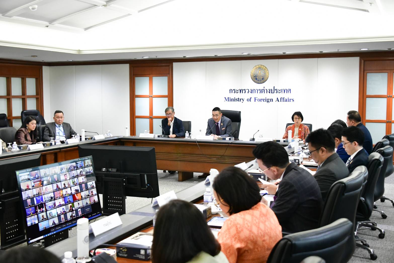 Minister of Foreign Affairs chairs a special meeting with Thai Ambassadors and Consuls - General ...