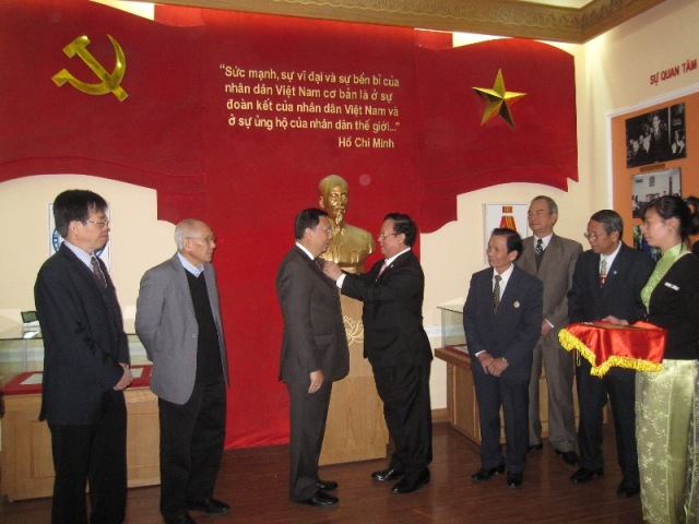 Vietnam Union of Friendship Organizations awarded the “Medal for Peace ...
