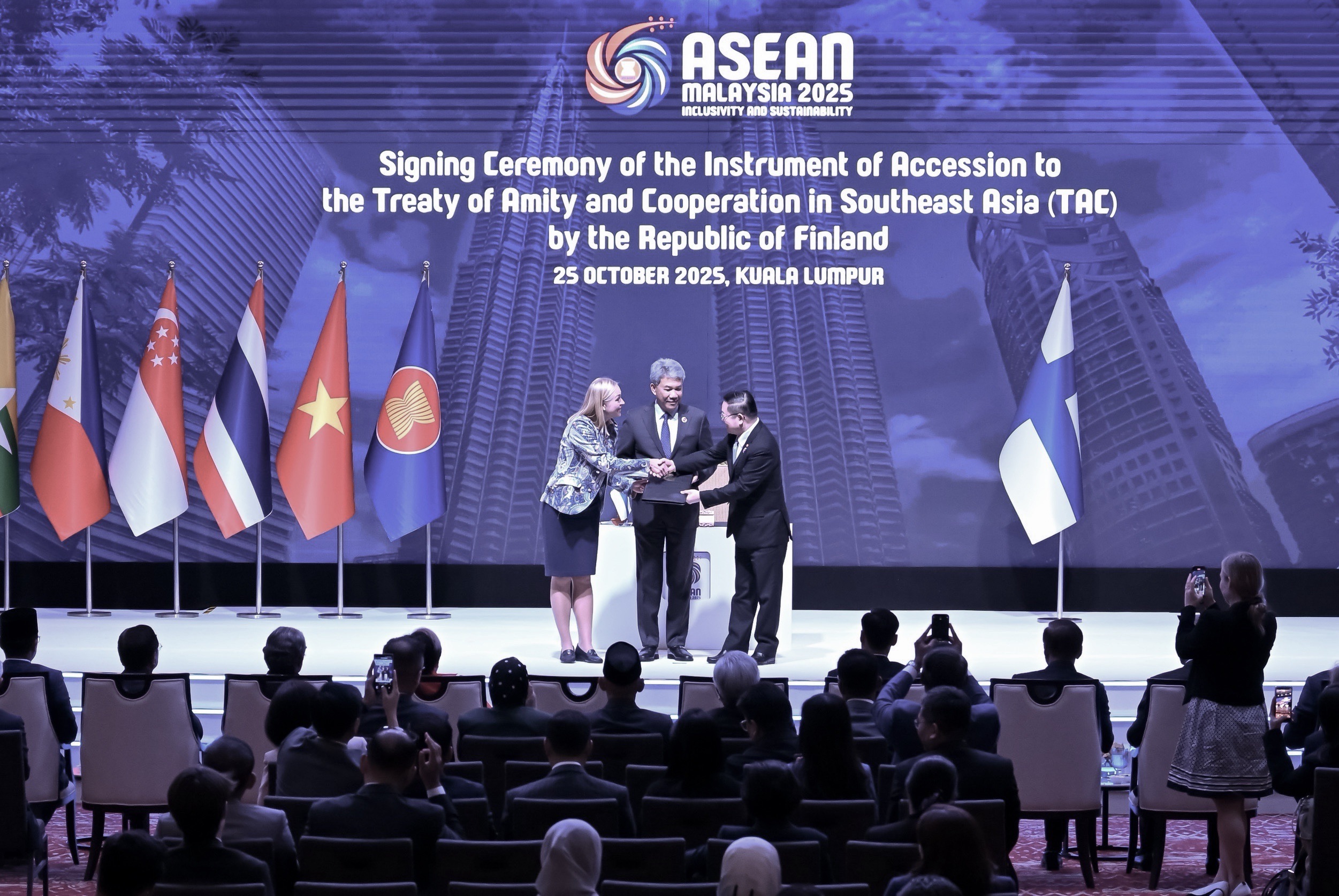 Minister of Foreign Affairs attends the Signing Ceremony of the ...