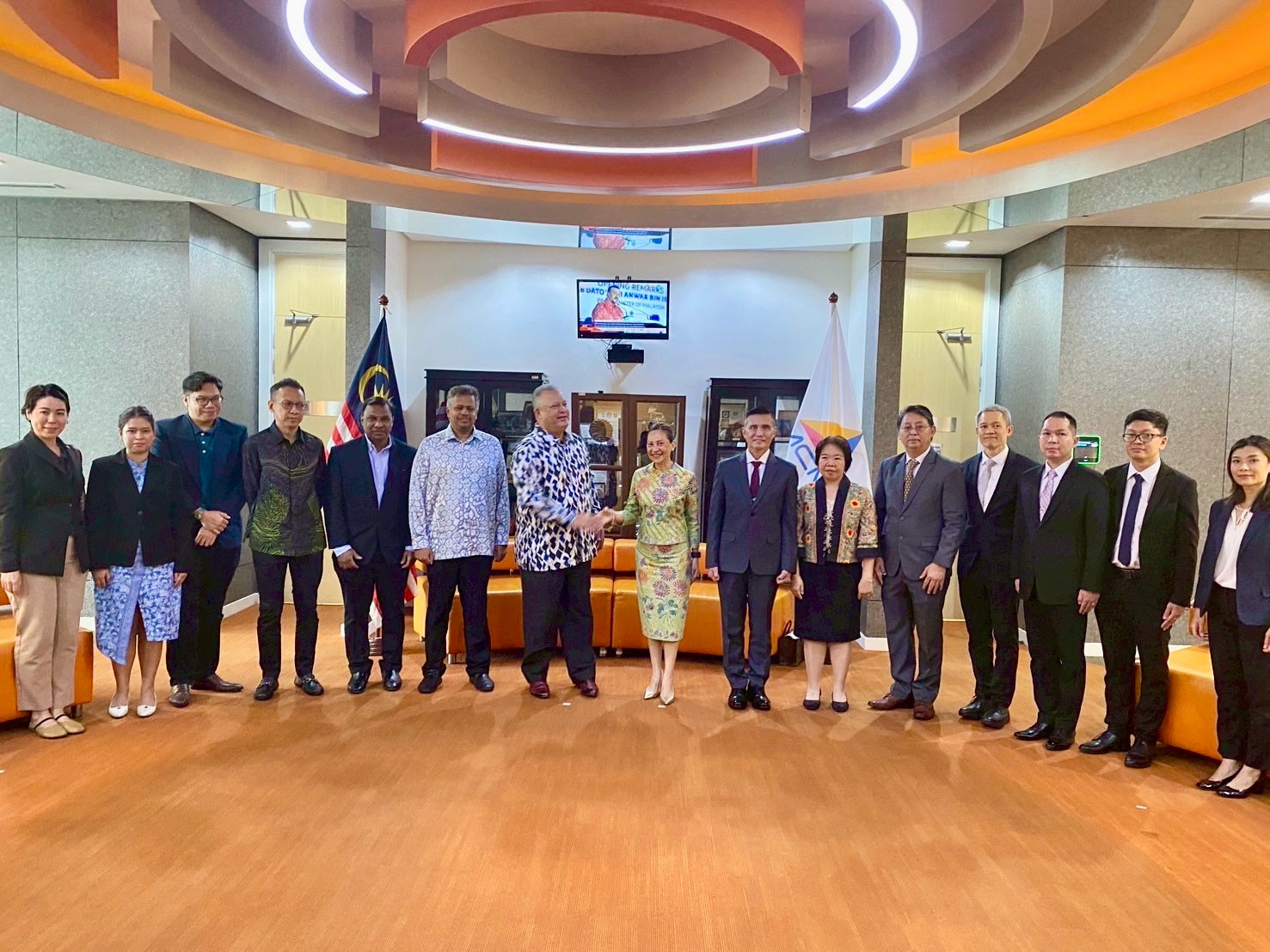 เอกอัครราชทูตฯ และข้าราชการทีมประเทศไทย ศึกษาดูงาน ณ Malaysian ...