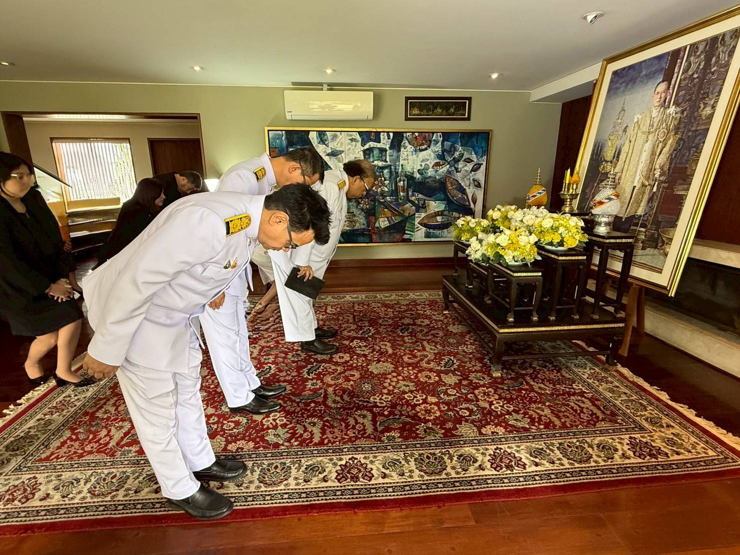 สถานเอกอัครราชทูต ณ กรุงลิมา จัดพิธีถวายพานพุ่มดอกไม้ถวายราชสักการะ ...
