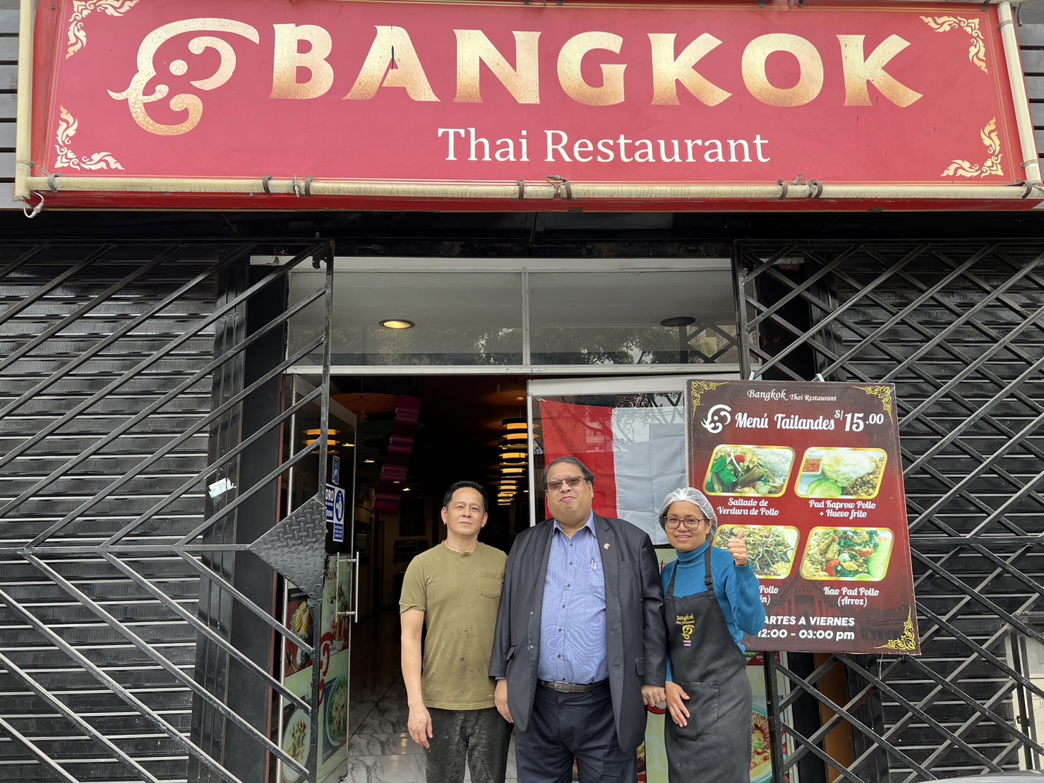 Ambassador Sobhon visits Bangkok Thai Restaurant - สถานเอกอัครราชทูต ณ ...