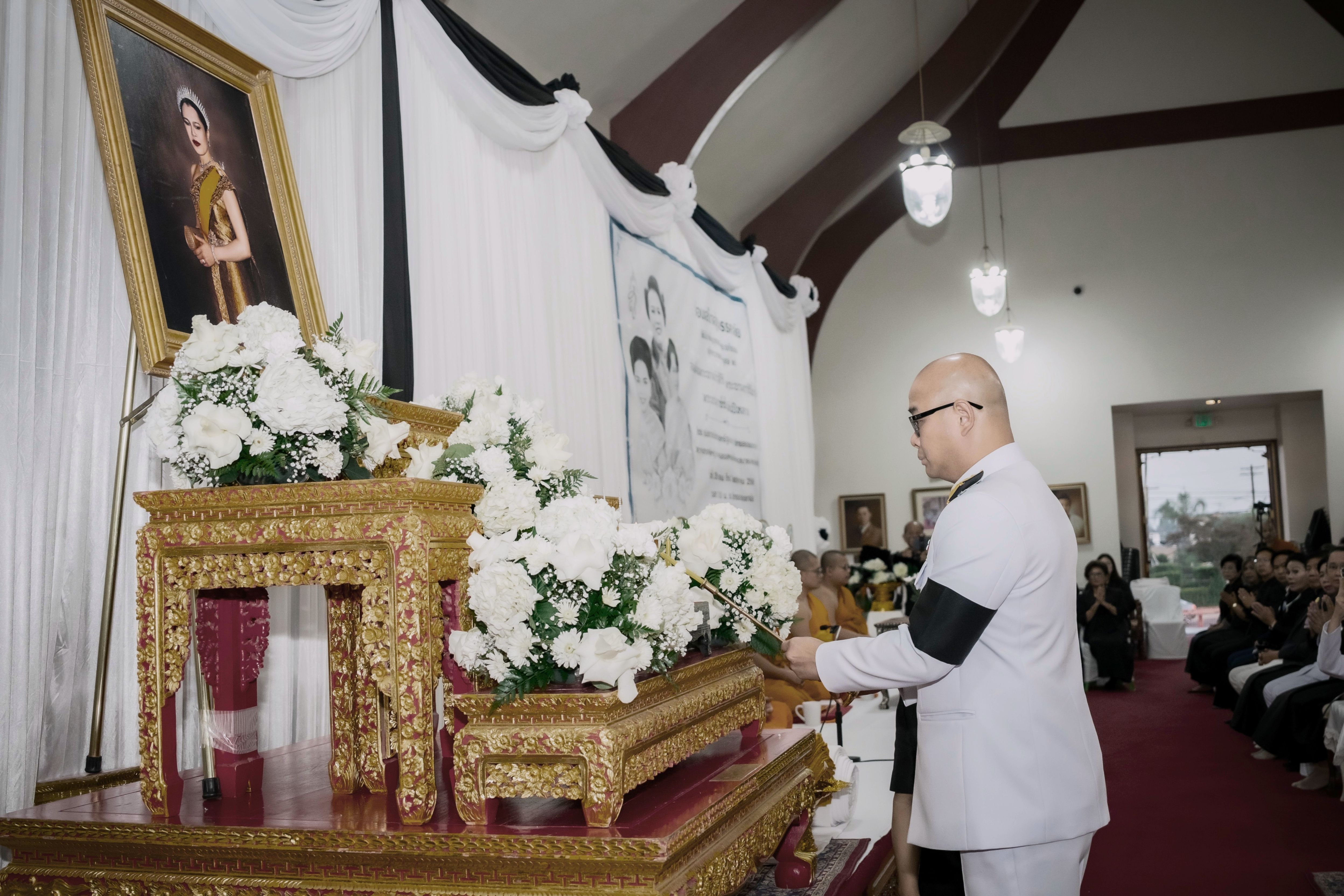 Buddhist Chanting Funeral Service in honor of Her Majesty Queen Sirikit ...