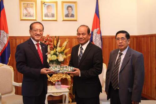 นายณัฏฐวุฒิ โพธิสาโร เอกอัครราชทูต ณ กรุงพนมเปญ เข้าเยี่ยมคารวะนายOuk ...