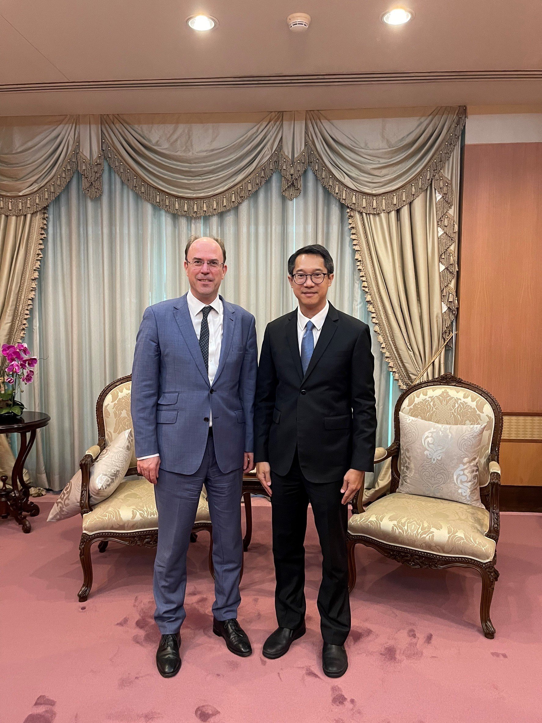 นายแพทริก เฮมเมอร์ เอกอัครราชทูตราชรัฐลักเซมเบิร์กประจำประเทศไทย เข้าเยี่ยมคารวะนายอสิ ม้ามณี ...