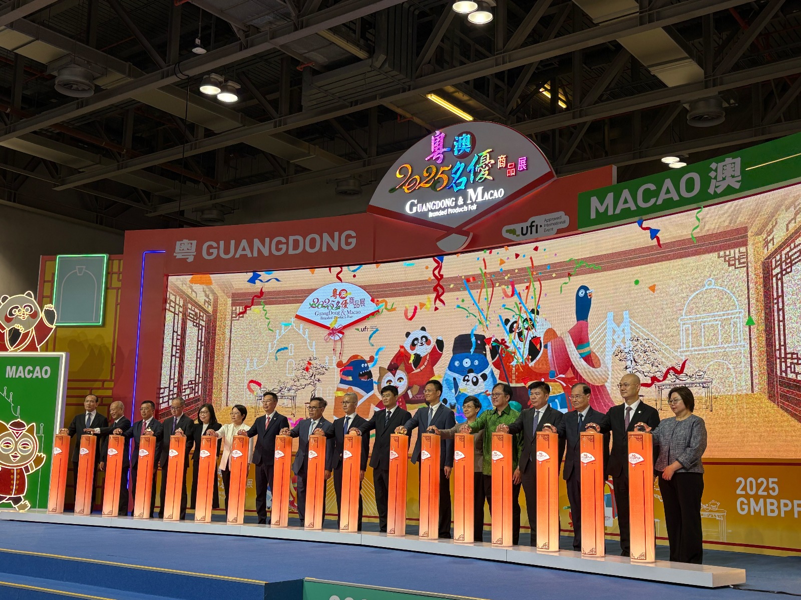 Consul-General of Thailand, Thai Trade Commissioner and officers from the Royal Thai Consulate ...