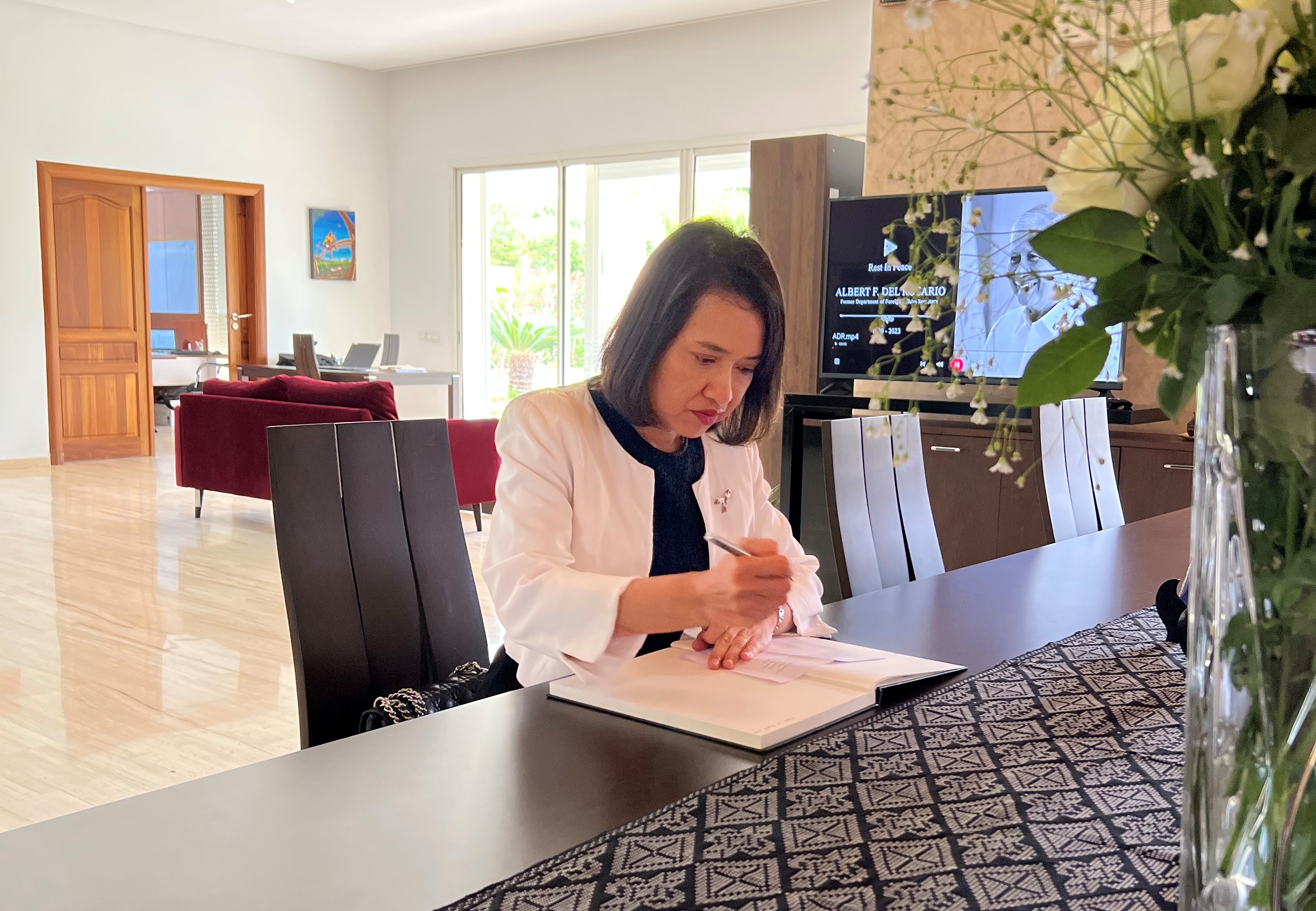 การร่วมลงนามแสดงความไว้อาลัยอดีตรัฐมนตรีต่างประเทศฟิลิปปินส์ - สถาน ...