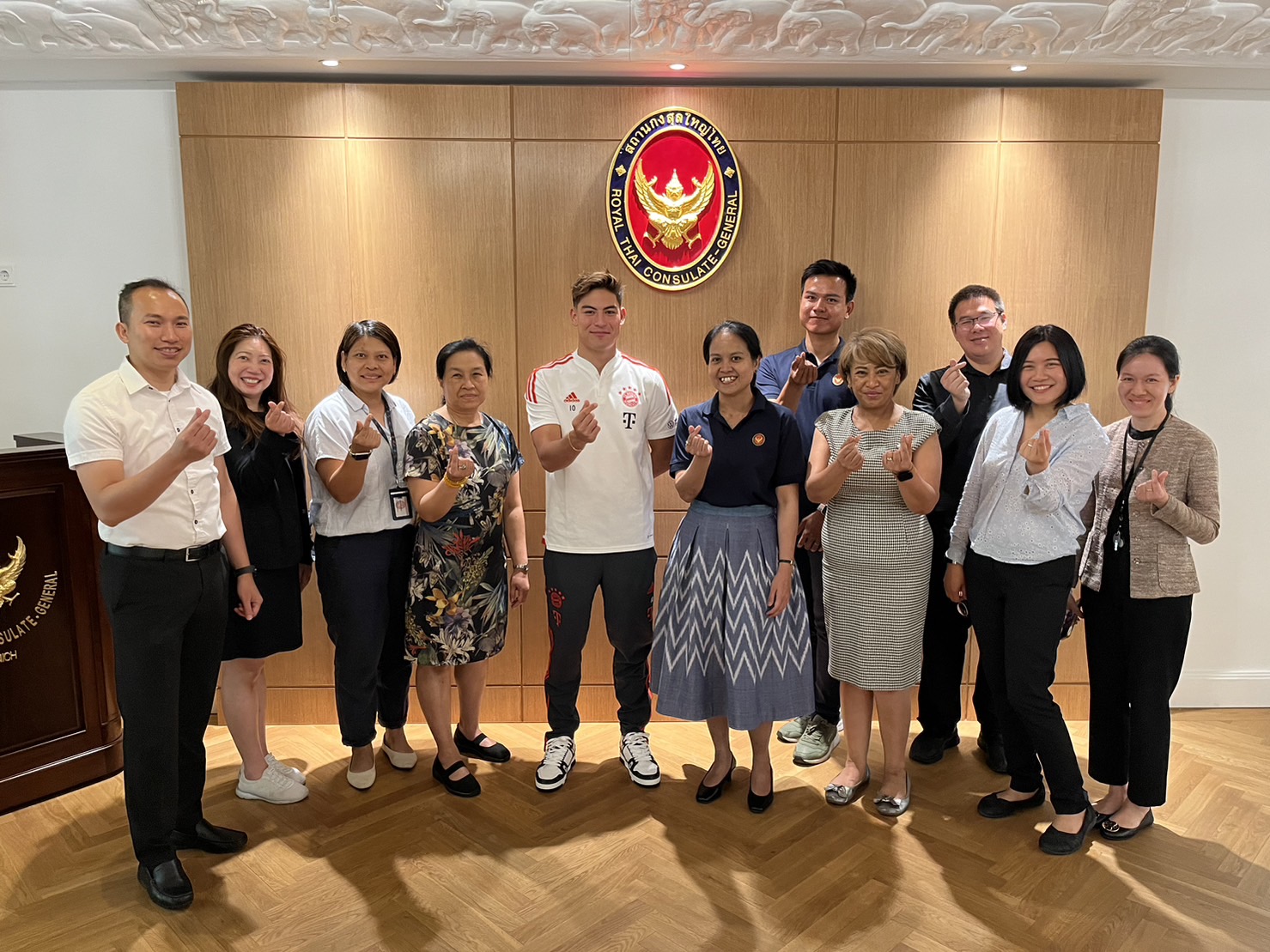 สถานกงสุลใหญ่ ณ นครมิวนิก ต้อนรับ "นายสยาม แยปป์" นักฟุตบอลเยาวชนไทยที่ ...