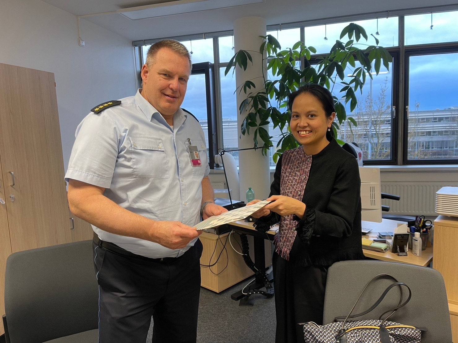 Die Frau Generalkonsulin hat sich mit dem leitenden Polizeidirektor der ...