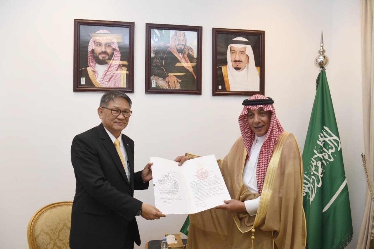 Consul-General of Thailand to Jeddah presented a Letter of Commission ...