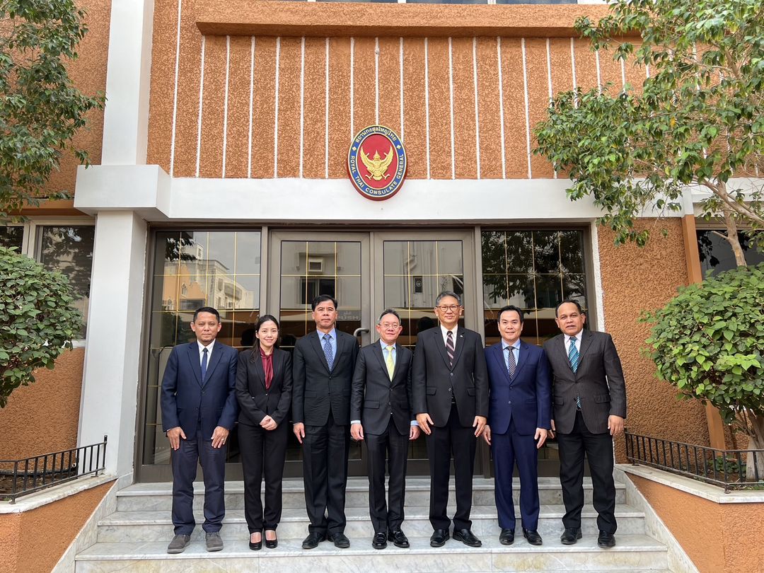 Chief Executive Officer of Sukumvit Hospital visited the Royal Thai ...